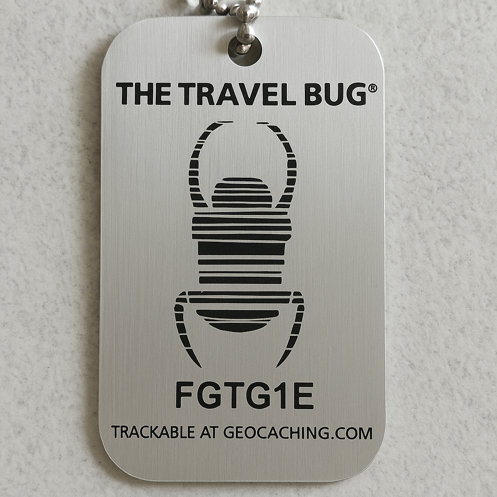 obrázek travel bug (geocaching) a trekovací číslo FGTG1E ...
